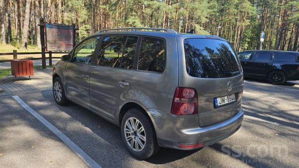 Pelēks Volkswagen Touran 2007 Daugavpils, ar dzinēja tilpumu 1.90 L un nobraukumu 426 tūkst. km par 1400 €, foto 6 vietnē AUTOMOTO.COM.LV
