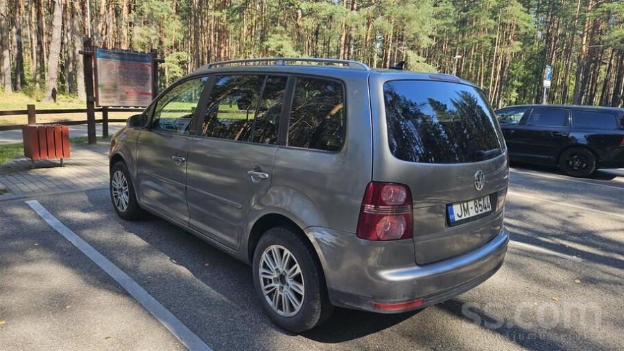 Pelēks Volkswagen Touran 2007 Daugavpils, ar dzinēja tilpumu 1.90 L un nobraukumu 426 tūkst. km par 1400 €, foto 6 vietnē AUTOMOTO.COM.LV