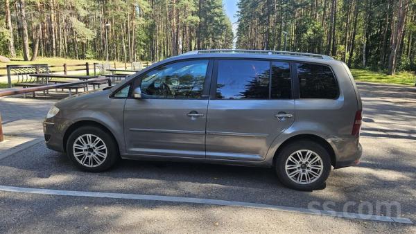 Pelēks Volkswagen Touran 2007 Daugavpils, ar dzinēja tilpumu 1.90 L un nobraukumu 426 tūkst. km par 1400 €, foto 7 vietnē AUTOMOTO.COM.LV