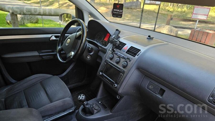 Pelēks Volkswagen Touran 2007 Daugavpils, ar dzinēja tilpumu 1.90 L un nobraukumu 426 tūkst. km par 1400 €, foto 9 vietnē AUTOMOTO.COM.LV