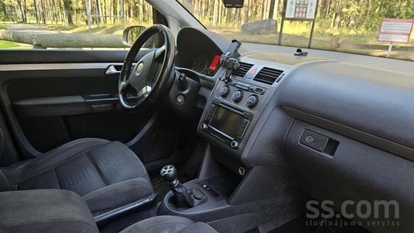 Pelēks Volkswagen Touran 2007 Daugavpils, ar dzinēja tilpumu 1.90 L un nobraukumu 426 tūkst. km par 1400 €, foto 10 vietnē AUTOMOTO.COM.LV