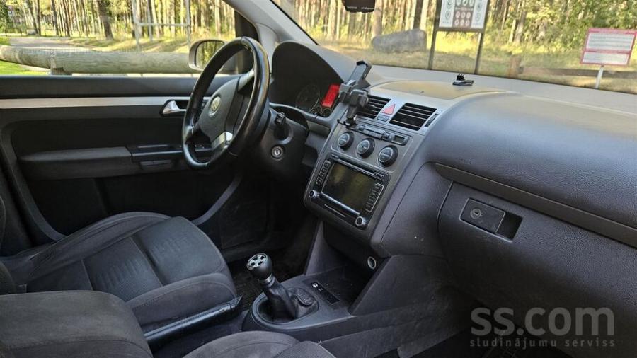 Pelēks Volkswagen Touran 2007 Daugavpils, ar dzinēja tilpumu 1.90 L un nobraukumu 426 tūkst. km par 1400 €, foto 10 vietnē AUTOMOTO.COM.LV