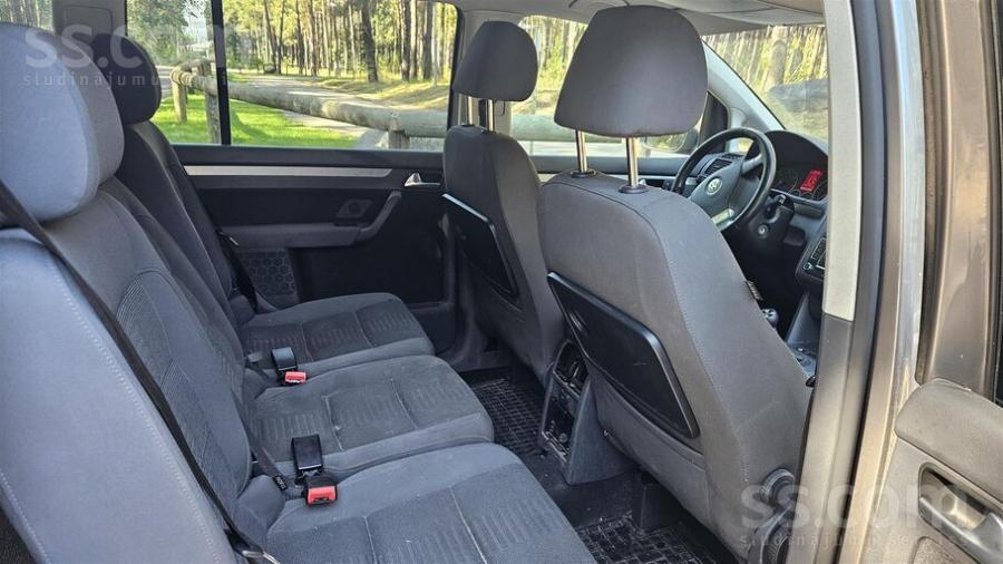 Pelēks Volkswagen Touran 2007 Daugavpils, ar dzinēja tilpumu 1.90 L un nobraukumu 426 tūkst. km par 1400 €, foto 11 vietnē AUTOMOTO.COM.LV