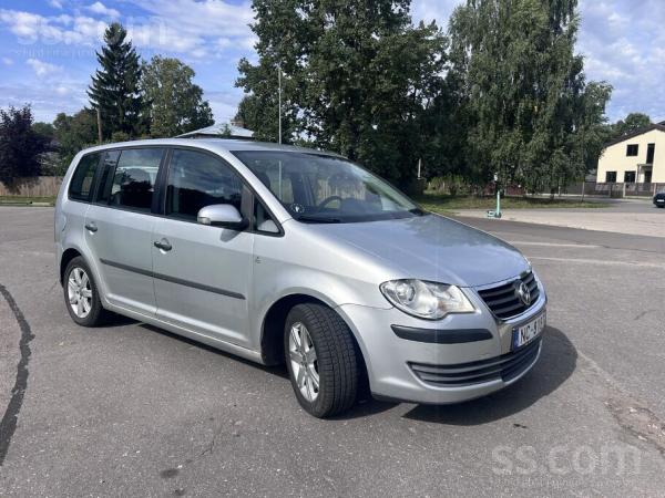 Pelēks Volkswagen Touran 2007 Rīga, ar dzinēja tilpumu 1.90 L un nobraukumu 308 tūkst. km par 1600 €, foto 3 vietnē AUTOMOTO.COM.LV