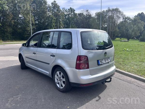 Pelēks Volkswagen Touran 2007 Rīga, ar dzinēja tilpumu 1.90 L un nobraukumu 308 tūkst. km par 1600 €, foto 5 vietnē AUTOMOTO.COM.LV