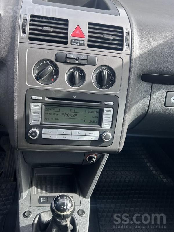 Pelēks Volkswagen Touran 2007 Rīga, ar dzinēja tilpumu 1.90 L un nobraukumu 308 tūkst. km par 1600 €, foto 7 vietnē AUTOMOTO.COM.LV