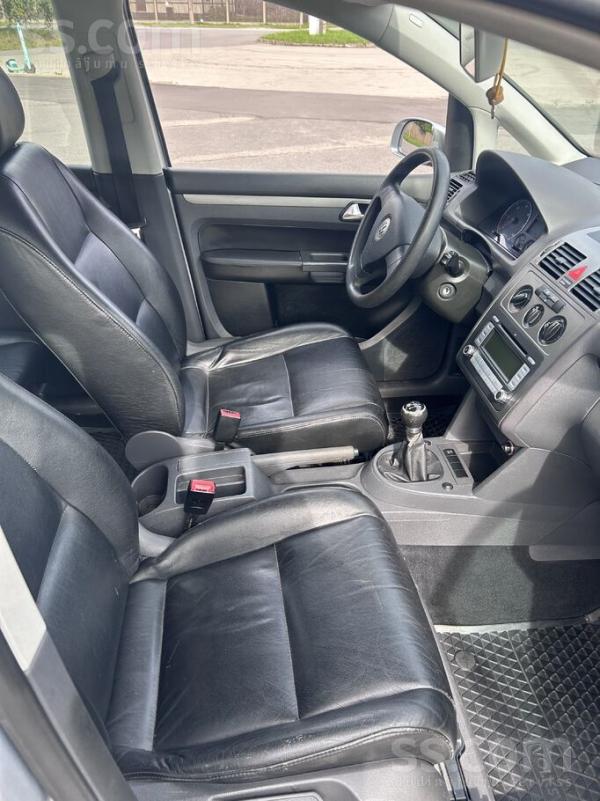 Pelēks Volkswagen Touran 2007 Rīga, ar dzinēja tilpumu 1.90 L un nobraukumu 308 tūkst. km par 1600 €, foto 8 vietnē AUTOMOTO.COM.LV