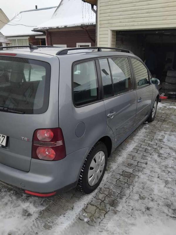 Pelēks Volkswagen Touran 2008 Kuršėnai, ar dzinēja tilpumu 1.40 L un nobraukumu 305 tūkst. km par 2850 €, foto 3 vietnē AUTOMOTO.COM.LV