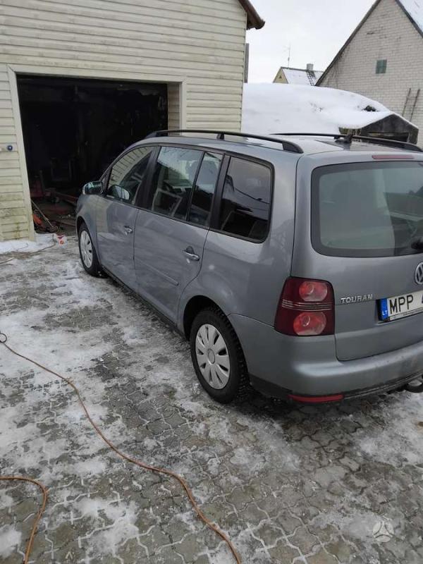 Pelēks Volkswagen Touran 2008 Kuršėnai, ar dzinēja tilpumu 1.40 L un nobraukumu 305 tūkst. km par 2850 €, foto 4 vietnē AUTOMOTO.COM.LV