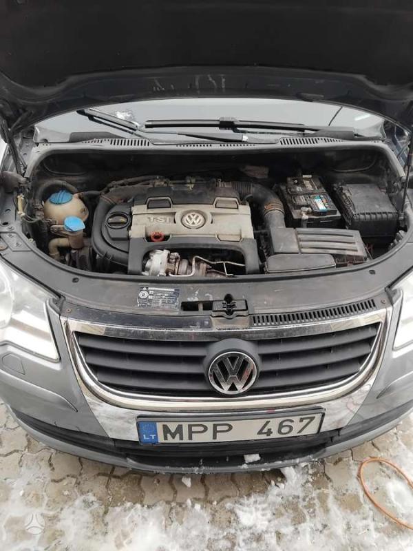 Pelēks Volkswagen Touran 2008 Kuršėnai, ar dzinēja tilpumu 1.40 L un nobraukumu 305 tūkst. km par 2850 €, foto 5 vietnē AUTOMOTO.COM.LV