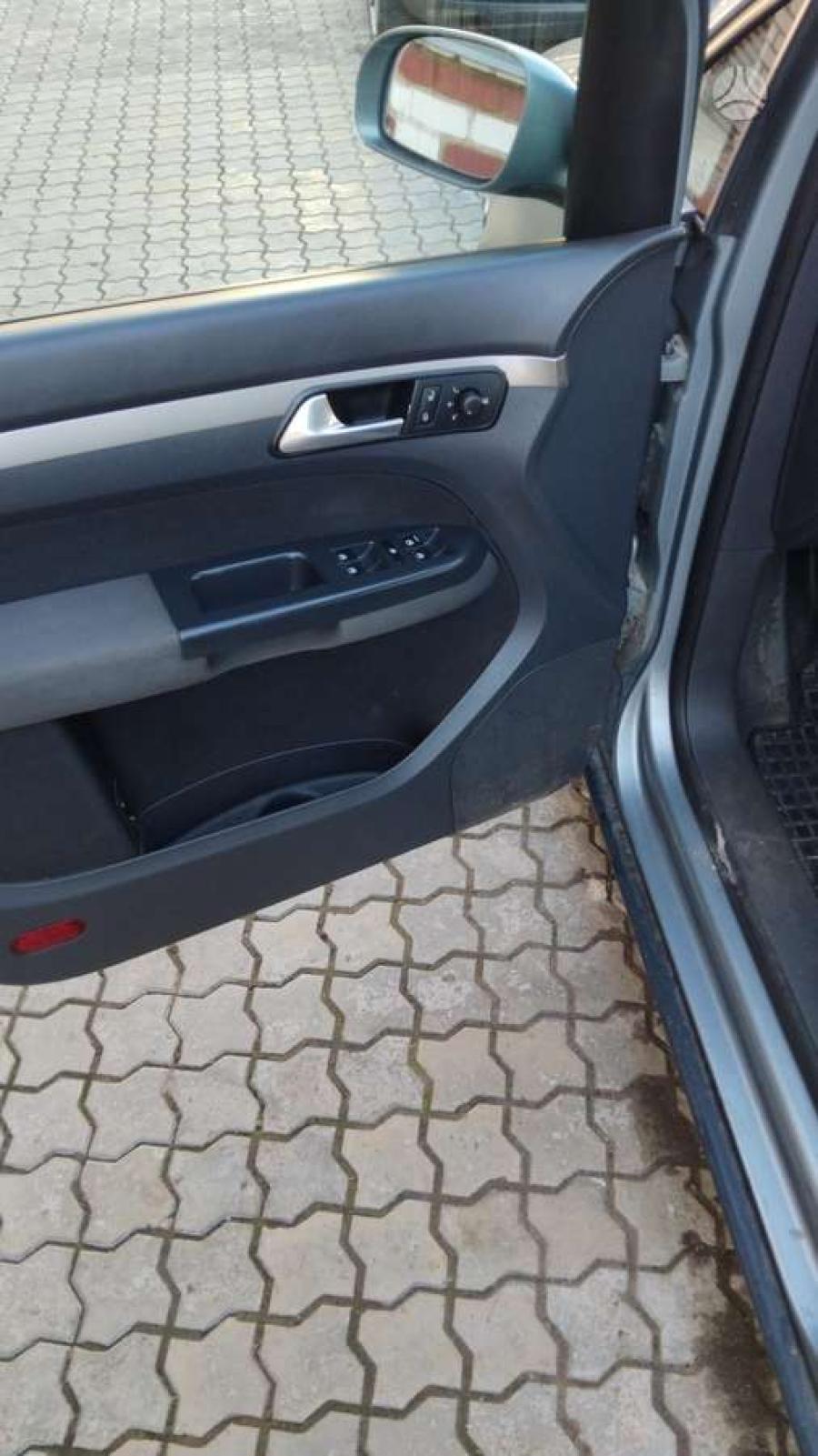 Pelēks Volkswagen Touran 2008 Kuršėnai, ar dzinēja tilpumu 0.00 L un nobraukumu 308 tūkst. km par 2150 €, foto 9 vietnē AUTOMOTO.COM.LV