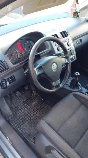 Pelēks Volkswagen Touran 2008 Kuršėnai, ar dzinēja tilpumu 0.00 L un nobraukumu 308 tūkst. km par 2150 €, foto 10 vietnē AUTOMOTO.COM.LV