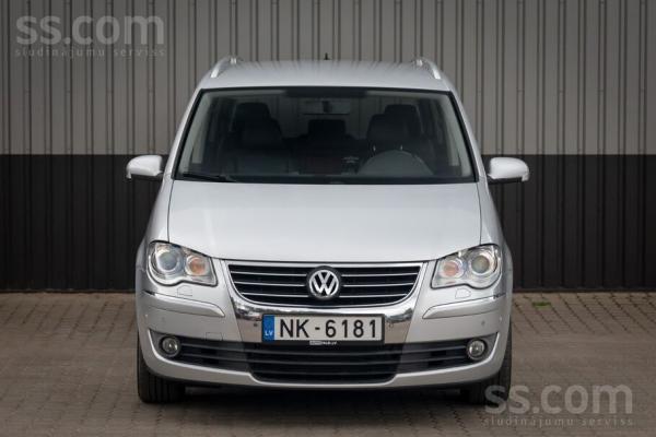 Grey Volkswagen Touran 2008 in Talsi, with an engine capacity of 2.00 L and mileage of 252 thousand km for 2990 €, photo 2 on AUTOMOTO.COM.LV