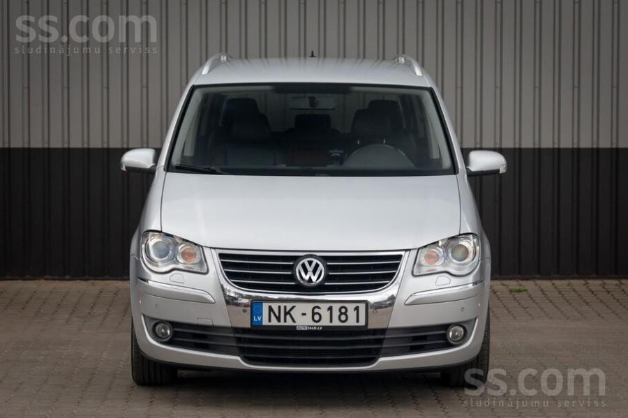 Grey Volkswagen Touran 2008 in Talsi, with an engine capacity of 2.00 L and mileage of 252 thousand km for 2990 €, photo 3 on AUTOMOTO.COM.LV