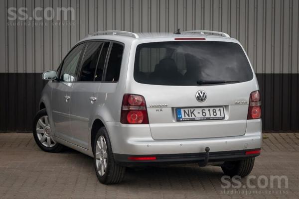Grey Volkswagen Touran 2008 in Talsi, with an engine capacity of 2.00 L and mileage of 252 thousand km for 2990 €, photo 4 on AUTOMOTO.COM.LV