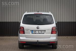 Grey Volkswagen Touran 2008 in Talsi, with an engine capacity of 2.00 L and mileage of 252 thousand km for 2990 €, photo 6 on AUTOMOTO.COM.LV
