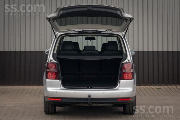 Grey Volkswagen Touran 2008 in Talsi, with an engine capacity of 2.00 L and mileage of 252 thousand km for 2990 €, photo 6 on AUTOMOTO.COM.LV