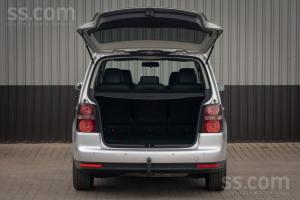 Grey Volkswagen Touran 2008 in Talsi, with an engine capacity of 2.00 L and mileage of 252 thousand km for 2990 €, photo 7 on AUTOMOTO.COM.LV