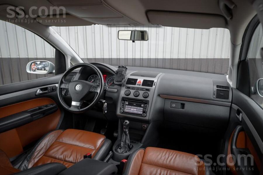 Grey Volkswagen Touran 2008 in Talsi, with an engine capacity of 2.00 L and mileage of 252 thousand km for 2990 €, photo 9 on AUTOMOTO.COM.LV