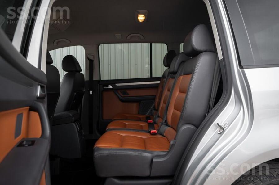 Grey Volkswagen Touran 2008 in Talsi, with an engine capacity of 2.00 L and mileage of 252 thousand km for 2990 €, photo 11 on AUTOMOTO.COM.LV