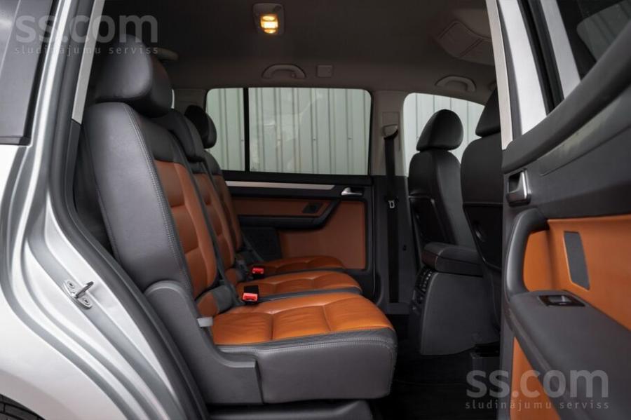 Grey Volkswagen Touran 2008 in Talsi, with an engine capacity of 2.00 L and mileage of 252 thousand km for 2990 €, photo 12 on AUTOMOTO.COM.LV