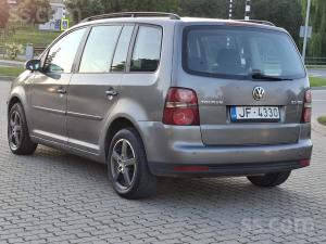 Grey Volkswagen Touran 2008 in Saldus, with an engine capacity of 2.00 L and mileage of 402 thousand km for 1550 €, photo 3 on AUTOMOTO.COM.LV