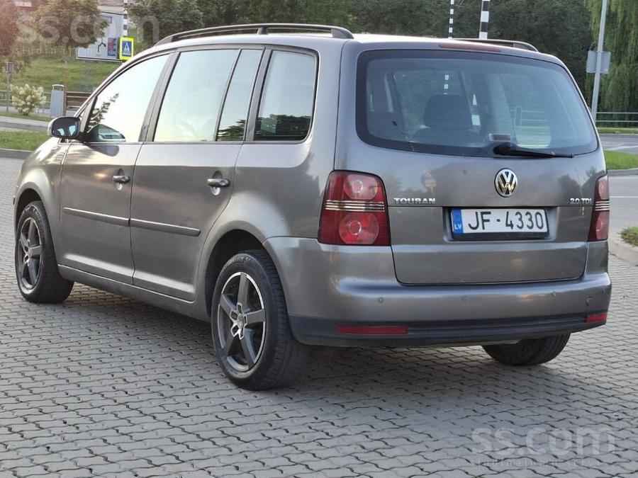 Grey Volkswagen Touran 2008 in Saldus, with an engine capacity of 2.00 L and mileage of 402 thousand km for 1550 €, photo 3 on AUTOMOTO.COM.LV