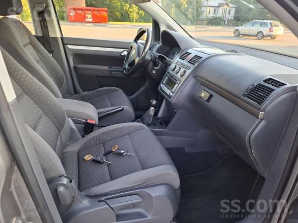 Pelēks Volkswagen Touran 2008 Saldus, ar dzinēja tilpumu 2.00 L un nobraukumu 402 tūkst. km par 1550 €, foto 7 vietnē AUTOMOTO.COM.LV