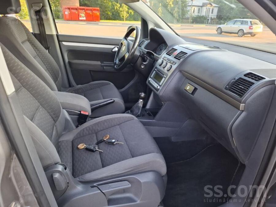Grey Volkswagen Touran 2008 in Saldus, with an engine capacity of 2.00 L and mileage of 402 thousand km for 1550 €, photo 7 on AUTOMOTO.COM.LV