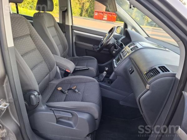 Pelēks Volkswagen Touran 2008 Saldus, ar dzinēja tilpumu 2.00 L un nobraukumu 402 tūkst. km par 1550 €, foto 8 vietnē AUTOMOTO.COM.LV