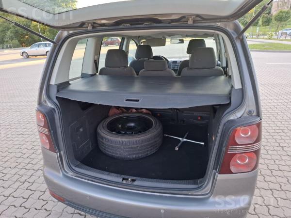 Pelēks Volkswagen Touran 2008 Saldus, ar dzinēja tilpumu 2.00 L un nobraukumu 402 tūkst. km par 1550 €, foto 10 vietnē AUTOMOTO.COM.LV