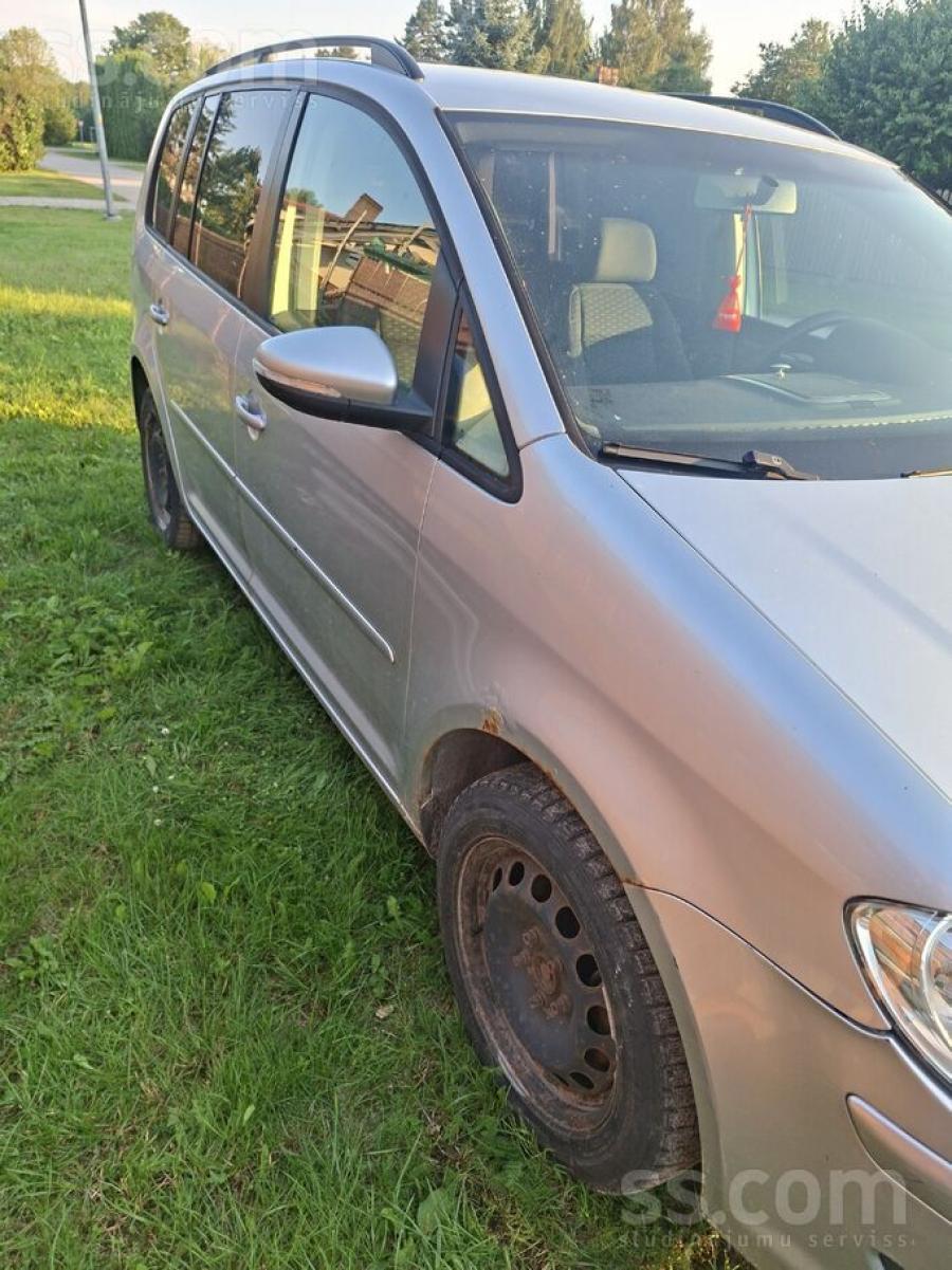 Pelēks Volkswagen Touran 2009 Tukums, ar dzinēja tilpumu 2.00 L un nobraukumu 307 tūkst. km par 700 €, foto 1 vietnē AUTOMOTO.COM.LV
