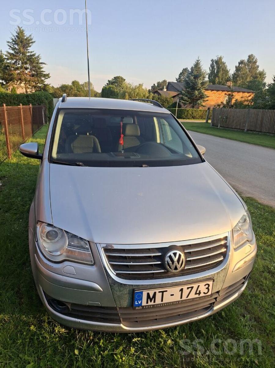 Pelēks Volkswagen Touran 2009 Tukums, ar dzinēja tilpumu 2.00 L un nobraukumu 307 tūkst. km par 700 €, foto 4 vietnē AUTOMOTO.COM.LV