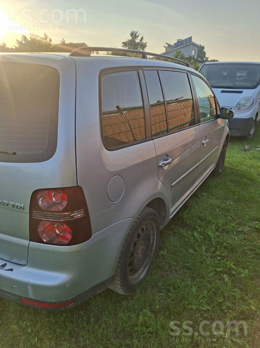 Pelēks Volkswagen Touran 2009 Tukums, ar dzinēja tilpumu 2.00 L un nobraukumu 307 tūkst. km par 700 €, foto 10 vietnē AUTOMOTO.COM.LV