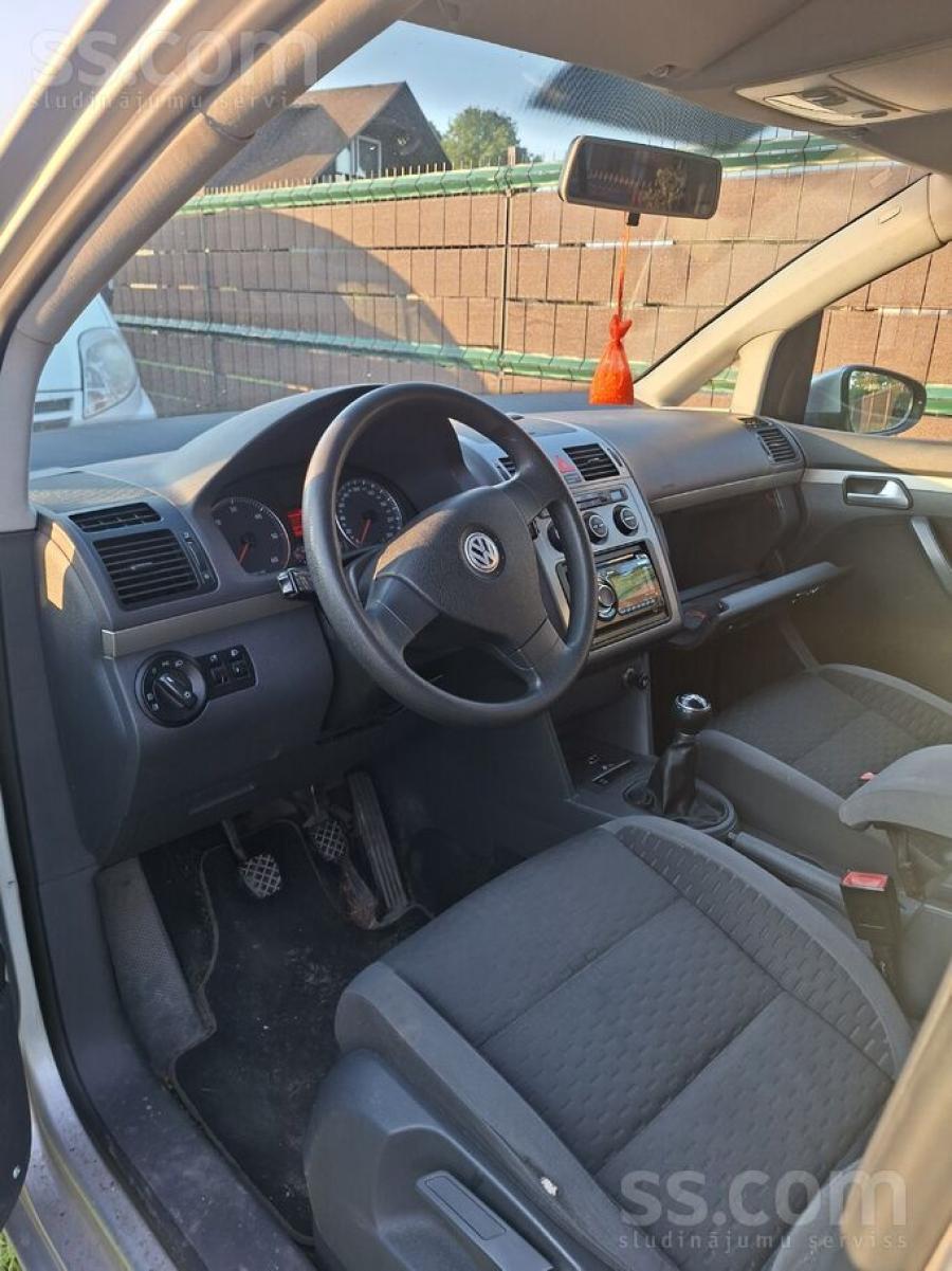 Pelēks Volkswagen Touran 2009 Tukums, ar dzinēja tilpumu 2.00 L un nobraukumu 307 tūkst. km par 700 €, foto 11 vietnē AUTOMOTO.COM.LV