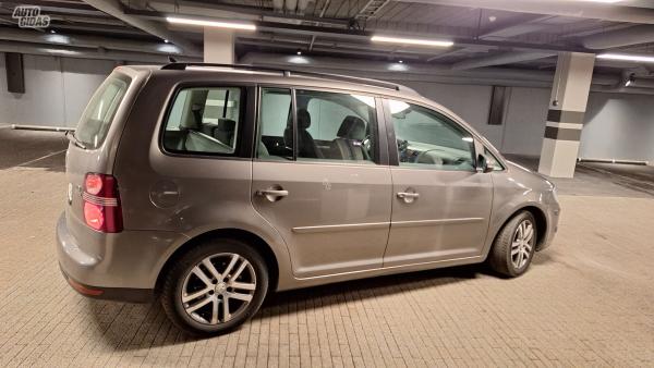 Grey Volkswagen Touran 2010 in Vilnius, with an engine capacity of 1.90 L and mileage of 274 thousand km for 3999 €, photo 8 on AUTOMOTO.COM.LV