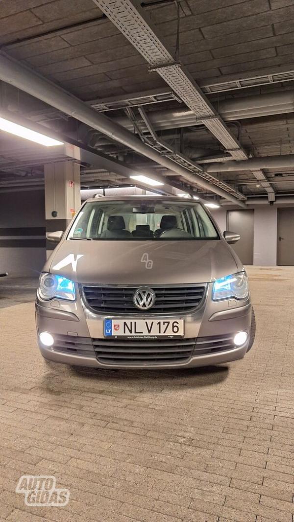 Grey Volkswagen Touran 2010 in Vilnius, with an engine capacity of 1.90 L and mileage of 274 thousand km for 3999 €, photo 9 on AUTOMOTO.COM.LV