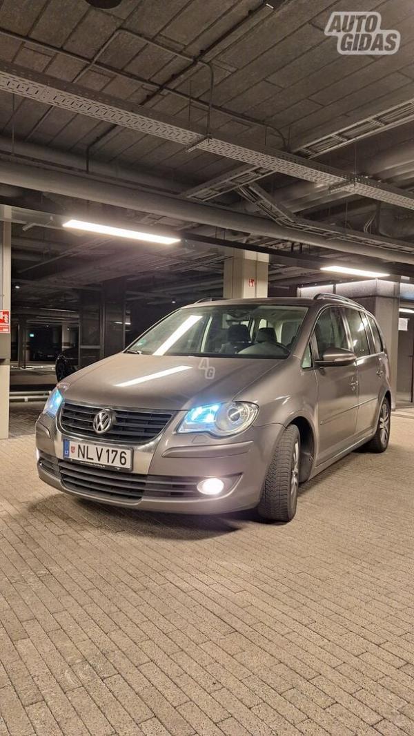 Grey Volkswagen Touran 2010 in Vilnius, with an engine capacity of 1.90 L and mileage of 274 thousand km for 3999 €, photo 10 on AUTOMOTO.COM.LV