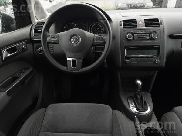 Grey Volkswagen Touran 2010 in Liepaja, with an engine capacity of 2.00 L and mileage of 298 thousand km for 5990 €, photo 10 on AUTOMOTO.COM.LV