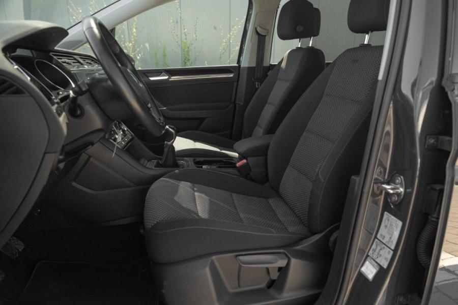Grey Volkswagen Touran 2021 in Vilnius, with an engine capacity of 2.00 L and mileage of 162 thousand km for 16750 €, photo 12 on AUTOMOTO.COM.LV