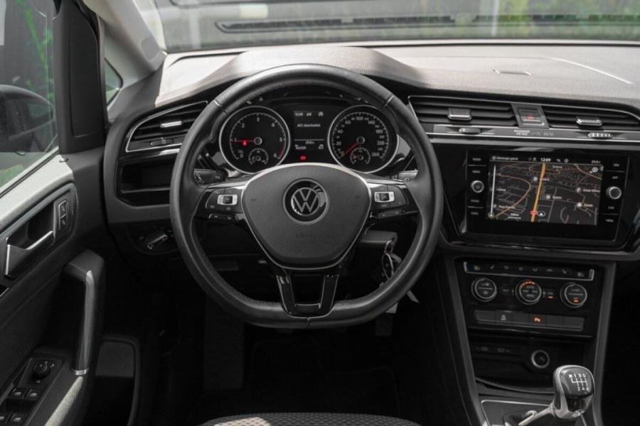 Grey Volkswagen Touran 2021 in Vilnius, with an engine capacity of 2.00 L and mileage of 162 thousand km for 16750 €, photo 16 on AUTOMOTO.COM.LV