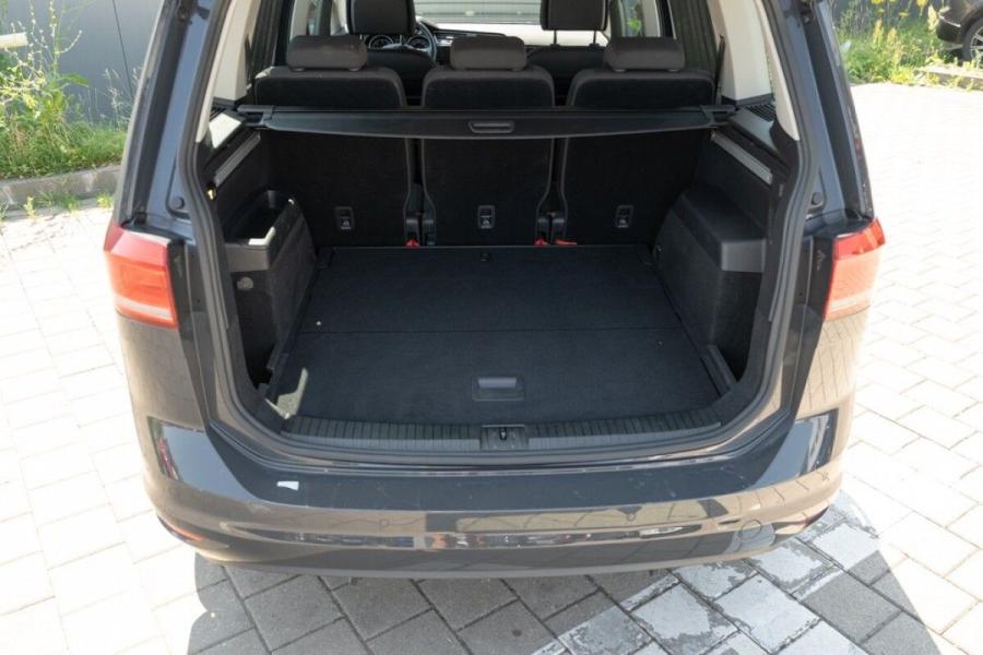 Grey Volkswagen Touran 2021 in Vilnius, with an engine capacity of 2.00 L and mileage of 162 thousand km for 16750 €, photo 17 on AUTOMOTO.COM.LV