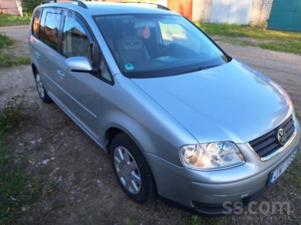 Pelēks Volkswagen Touran 2003 Daugavpils, ar dzinēja tilpumu 1.60 L un nobraukumu 240 tūkst. km par 1550 €, foto 2 vietnē AUTOMOTO.COM.LV