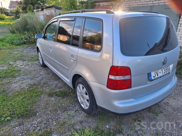 Pelēks Volkswagen Touran 2003 Daugavpils, ar dzinēja tilpumu 1.60 L un nobraukumu 240 tūkst. km par 1550 €, foto 3 vietnē AUTOMOTO.COM.LV