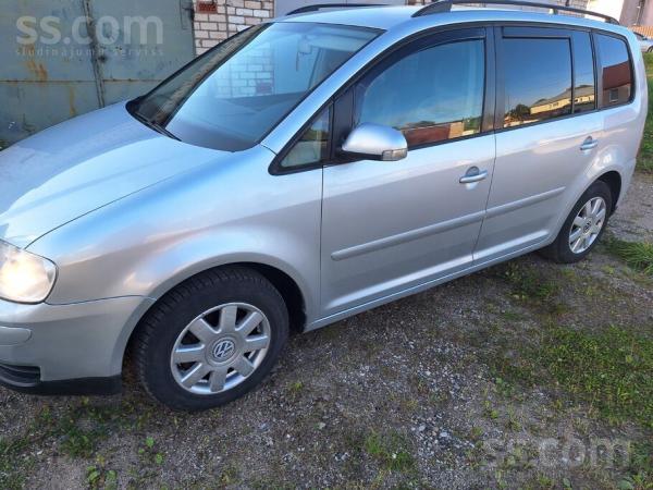 Pelēks Volkswagen Touran 2003 Daugavpils, ar dzinēja tilpumu 1.60 L un nobraukumu 240 tūkst. km par 1550 €, foto 4 vietnē AUTOMOTO.COM.LV