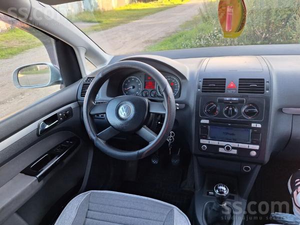 Pelēks Volkswagen Touran 2003 Daugavpils, ar dzinēja tilpumu 1.60 L un nobraukumu 240 tūkst. km par 1550 €, foto 5 vietnē AUTOMOTO.COM.LV