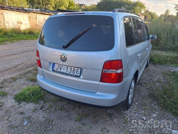 Pelēks Volkswagen Touran 2003 Daugavpils, ar dzinēja tilpumu 1.60 L un nobraukumu 240 tūkst. km par 1550 €, foto 7 vietnē AUTOMOTO.COM.LV