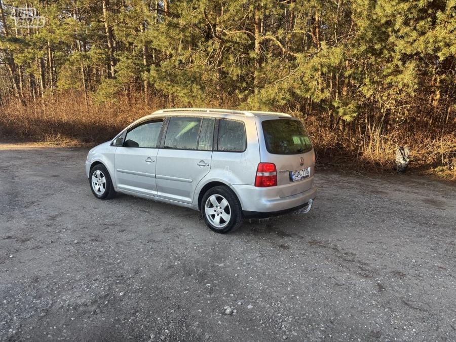 Pelēks Volkswagen Touran 2003 Anykščiai, ar dzinēja tilpumu 2.00 L un nobraukumu 312 tūkst. km par 950 €, foto 3 vietnē AUTOMOTO.COM.LV