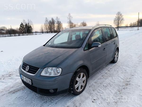Grey Volkswagen Touran 2003 in Tukums, with an engine capacity of 2.00 L and mileage of 395 thousand km for 1300 €, photo 1 on AUTOMOTO.COM.LV