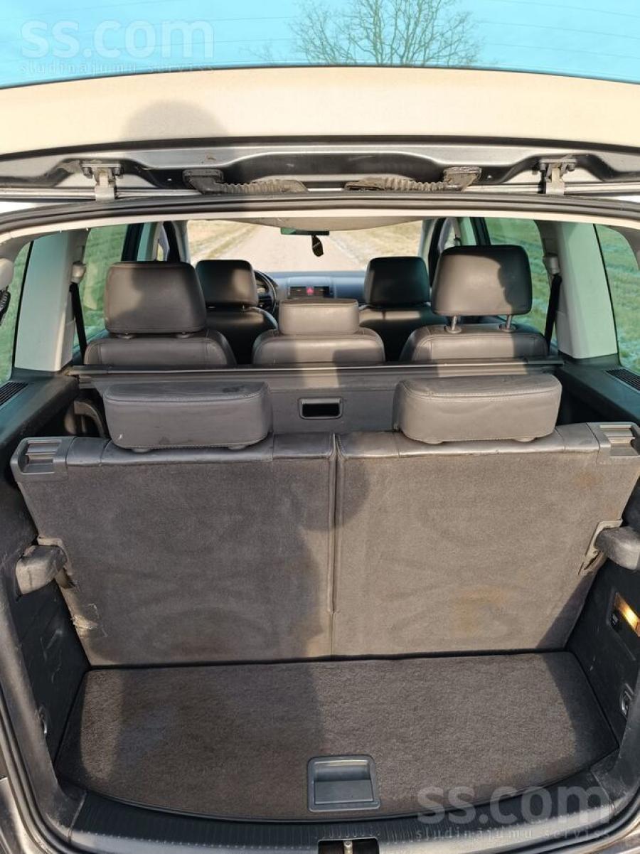 Grey Volkswagen Touran 2003 in Tukums, with an engine capacity of 2.00 L and mileage of 395 thousand km for 1300 €, photo 7 on AUTOMOTO.COM.LV